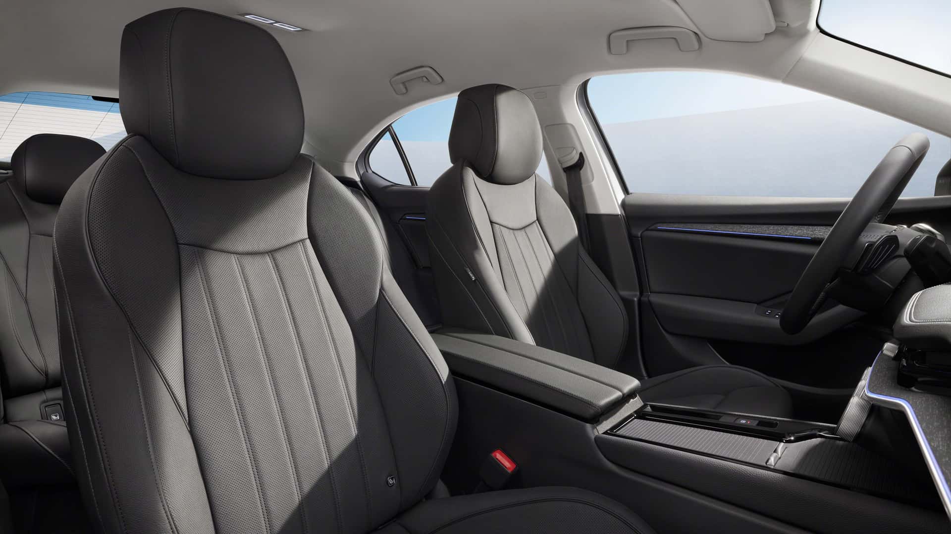 StriveME - سكودا سوبيرب 2024 : 28 ميزة ذكية ووغطاء تحميل يعمل بالكهرباء